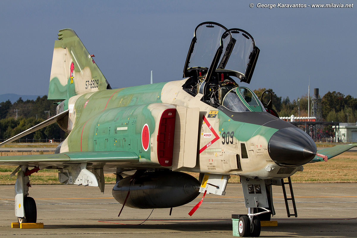 MILAVIA Air Shows - JASDF Hyakuri Air Show 2018 - 302 Hikotai Phantoms ...