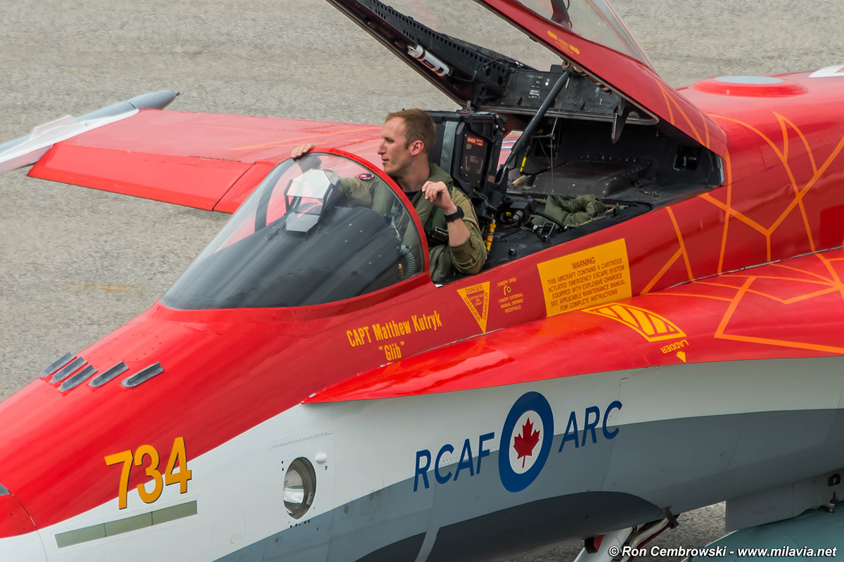 RCAF CF-18 Hornet 'Canada 150' Demo stopover Canadian Warplane Heritage ...